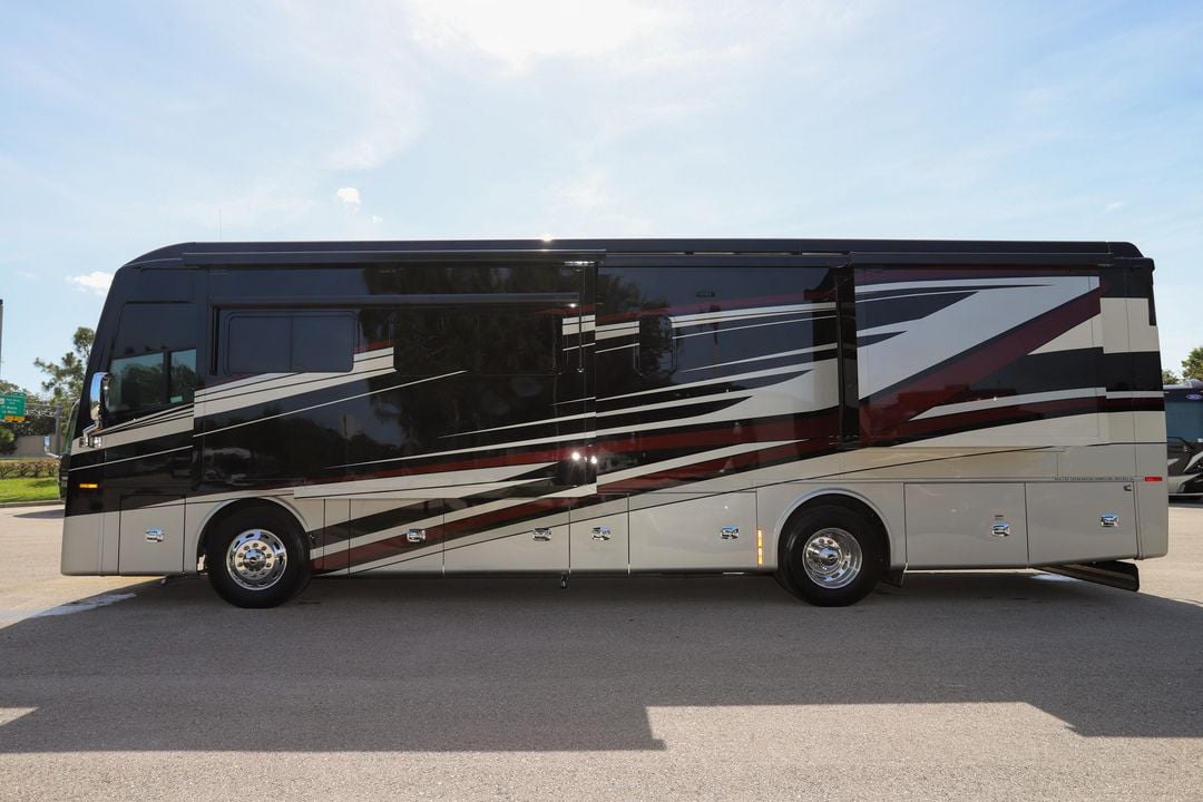 2022 Tiffin Motor Homes Phaeton 36SH 14837