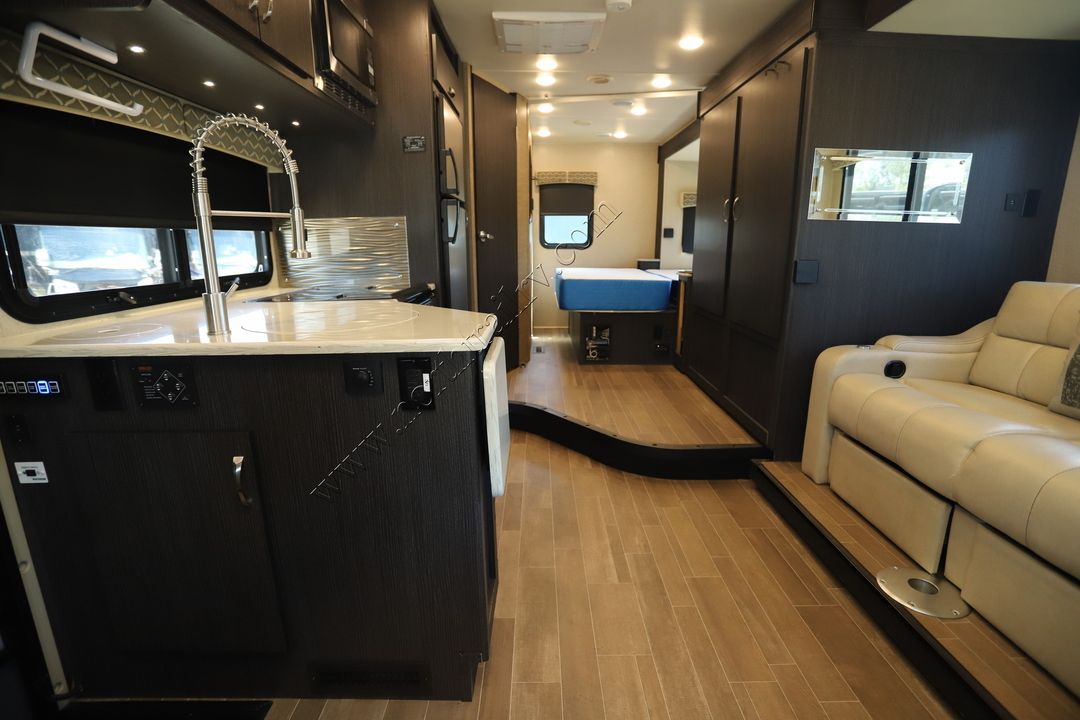 2018 Dynamax Isata 4 25FWF 19017