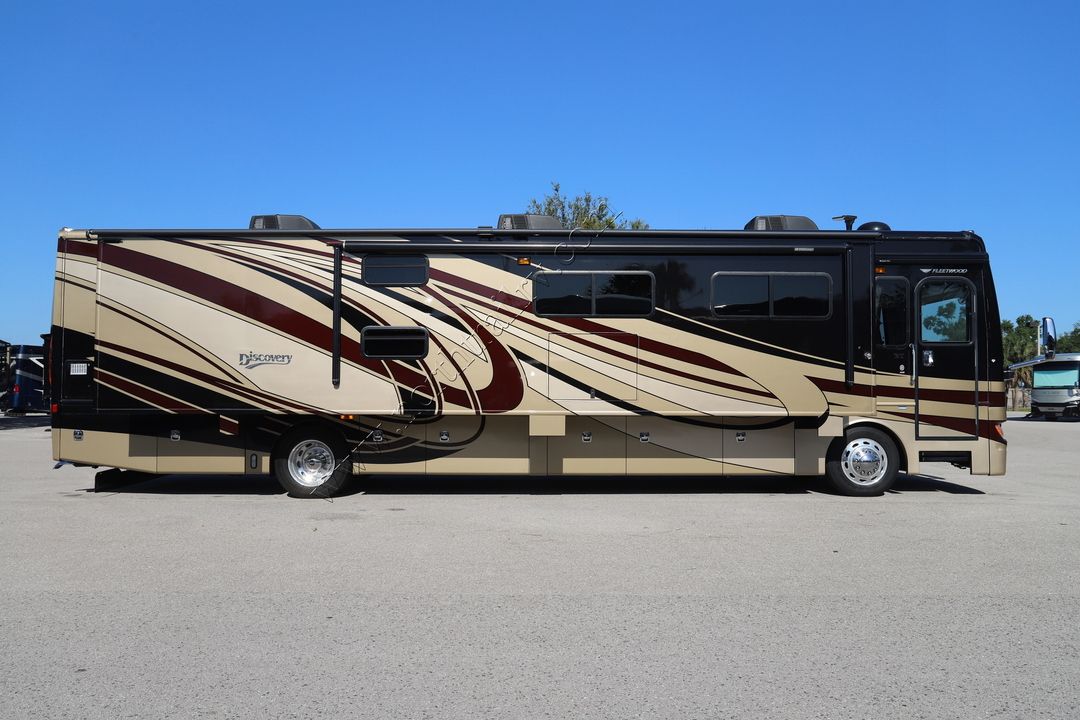 2013 Fleetwood Discovery 40G 14848-2