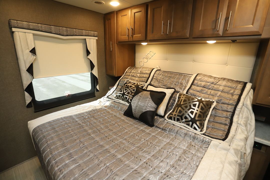 2022 Thor Challenger 35MQ 15737-1