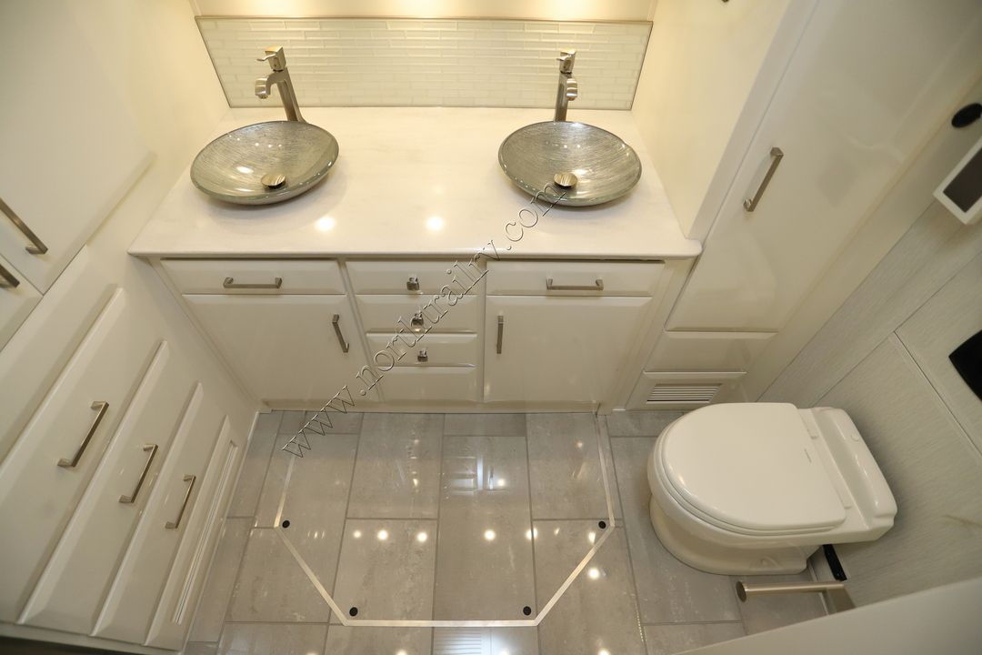 2025 Newmar Essex 4569 16021