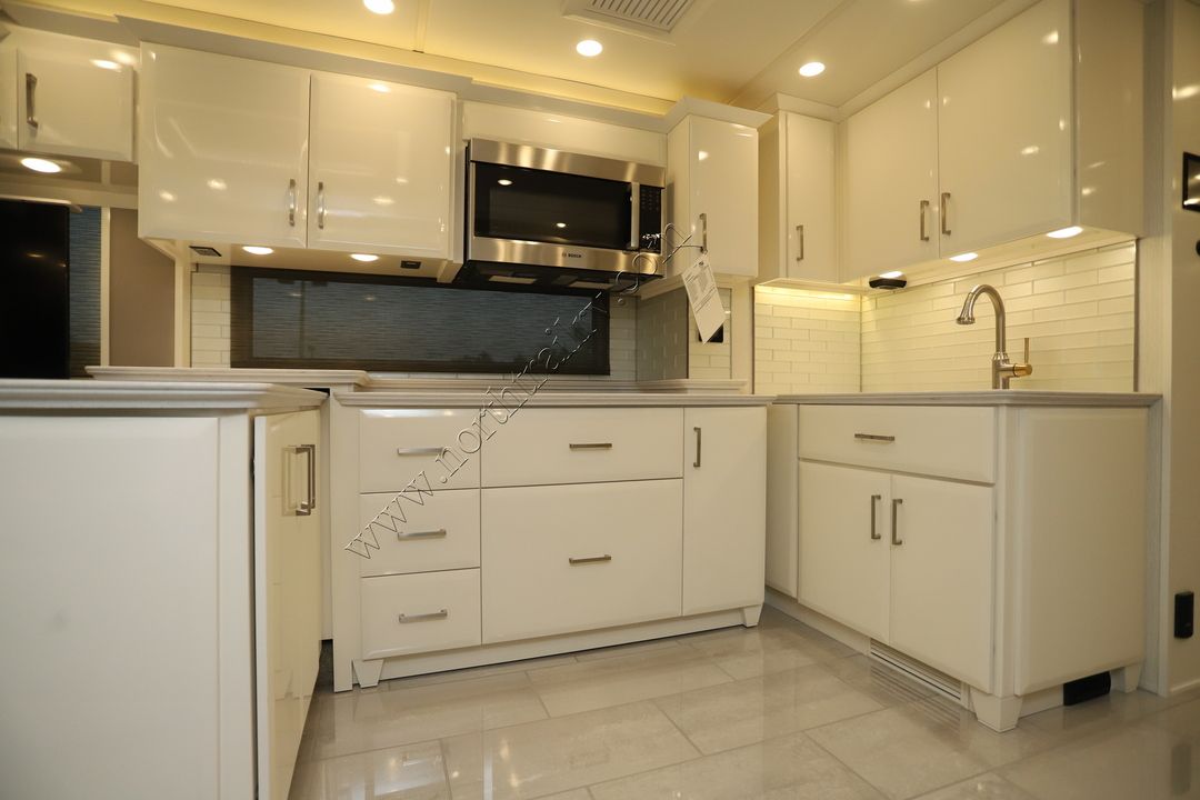 2025 Newmar Essex 4569 16021