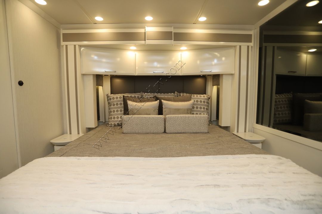 2025 Newmar Essex 4569 16021